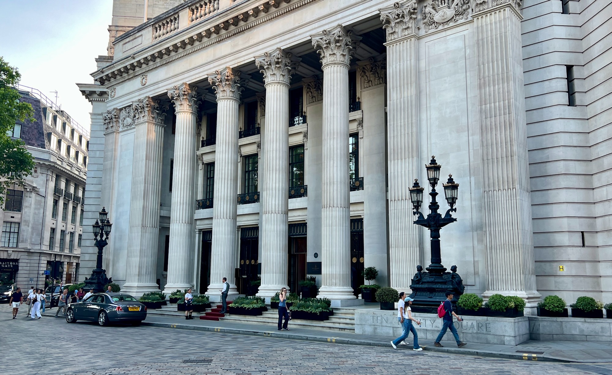 Rotunda Bar & Lounge, Four Seasons London - Review - The Luxury Editor